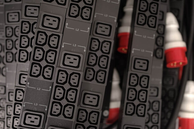 大量のインテリジェントPDUの設定変更を簡単に超高速で行う方法 - DC ASIA Ltd.